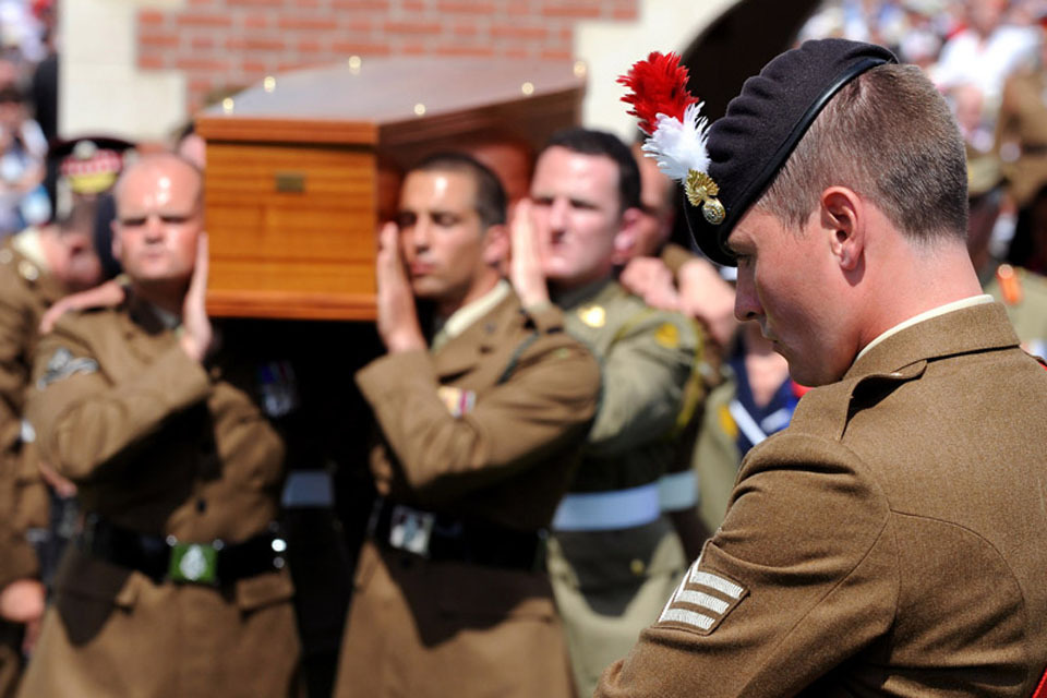 Last soldier from Fromelles laid to rest in new cemetery - GOV.UK