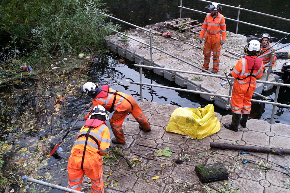 Leeds river maintenance underway to reduce flood risk - GOV.UK