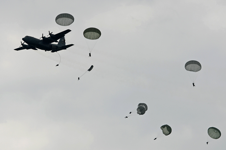 Reservists parachute over Salisbury Plain - GOV.UK Reservists parachute over Salisbury Plain - GOV.UK