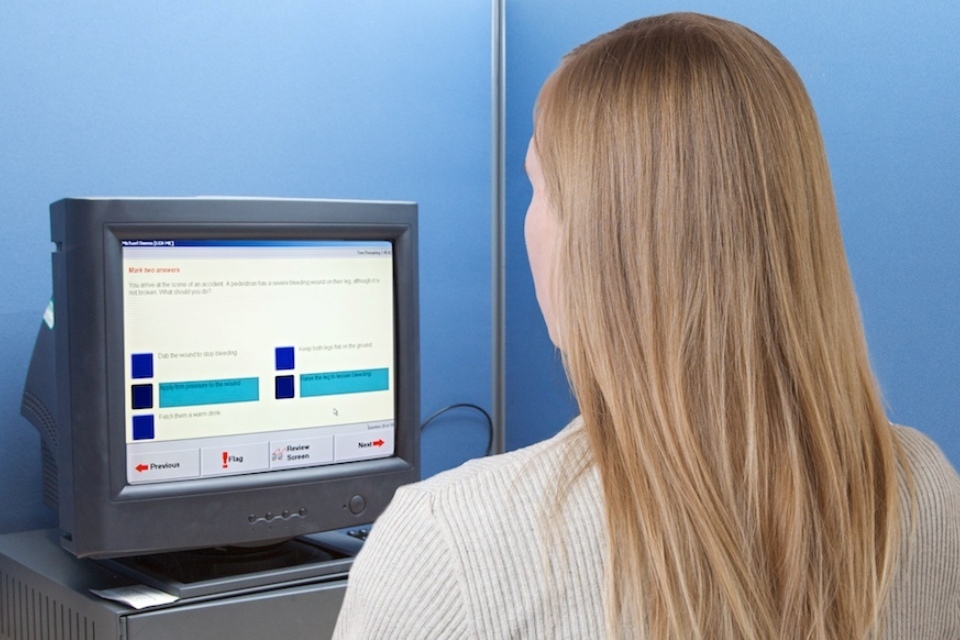 Learner drivers to pay less for theory tests from October 2014 - GOV.UK