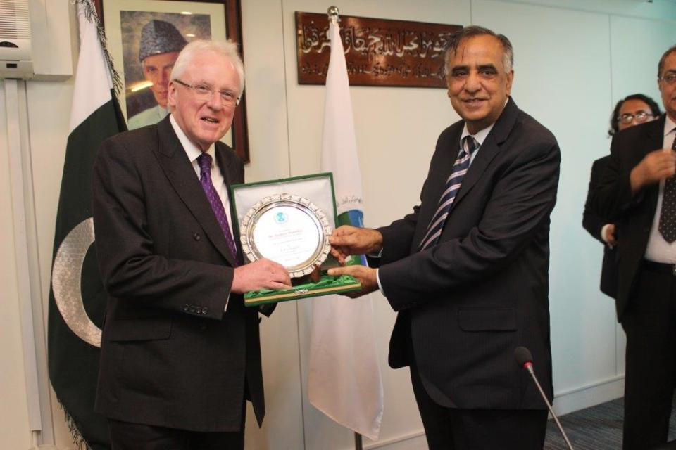 Lord Mayor of London visits Pakistan to boost professional sector ...
