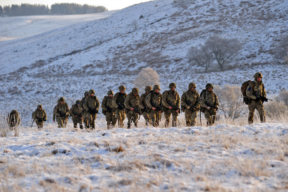 2 PARA plough on through snowy exercise - GOV.UK