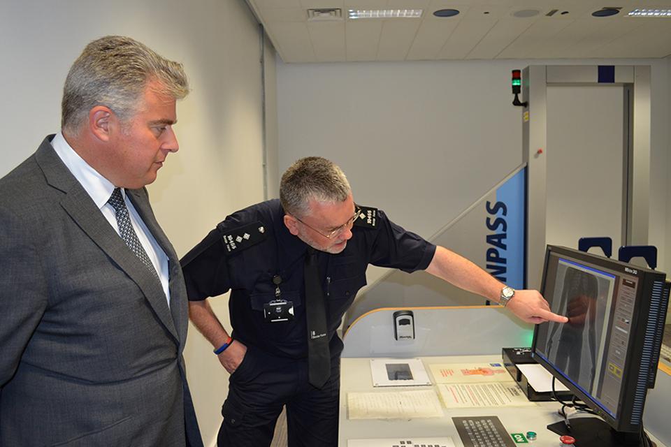 Immigration minister visits Heathrow Airport - GOV.UK