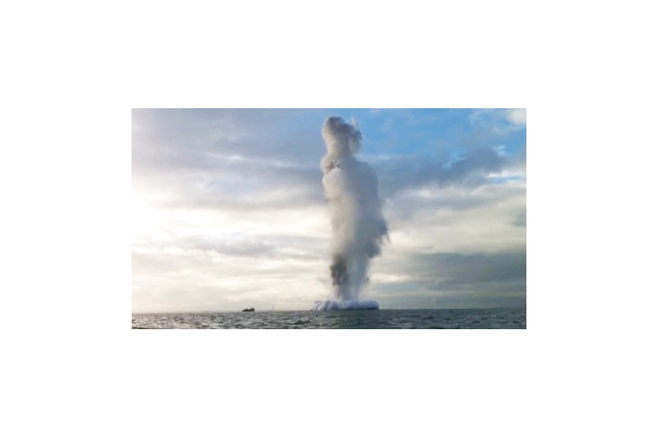 Royal Navy divers blow up WWII mine - GOV.UK