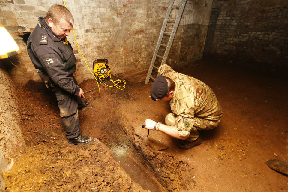 Army bomb disposal experts tackle WW2 bomb in Bethnal Green - GOV.UK