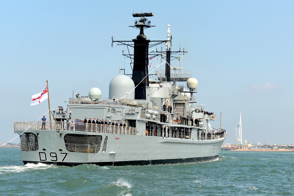 HMS Edinburgh makes last entry into Portsmouth - GOV.UK