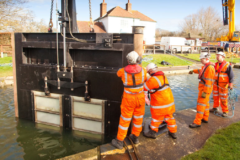 £2.1m programme of improvements to River Thames locks - GOV.UK