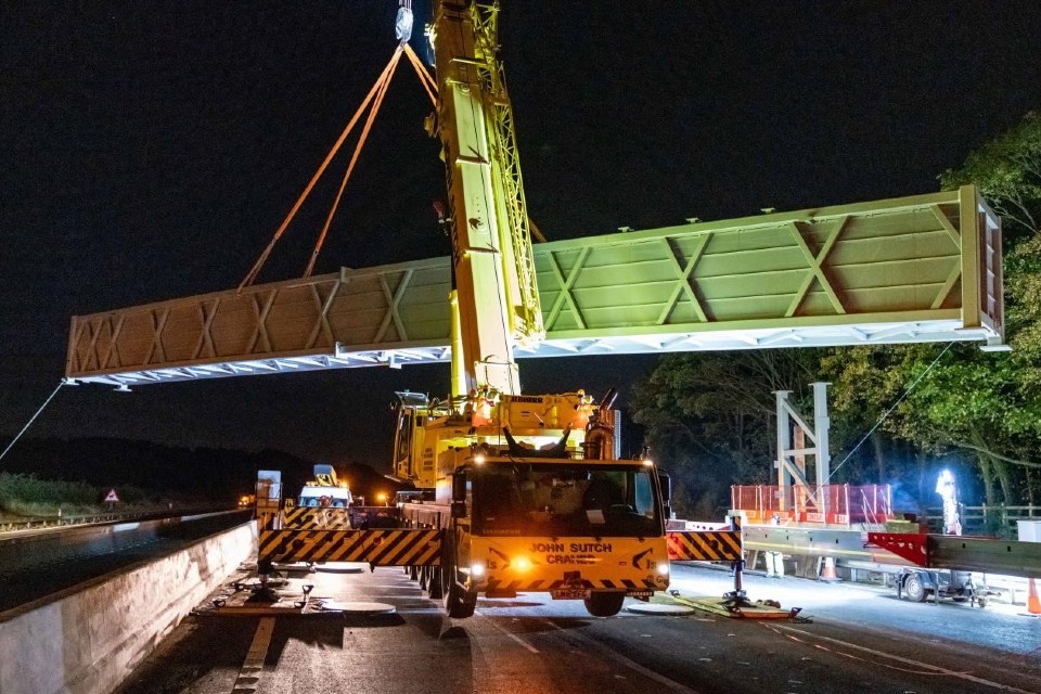 Two superspan gantries installed over M6 in under 10 hours - GOV.UK