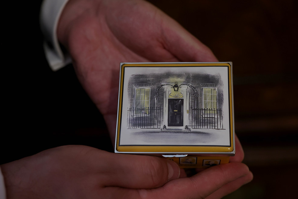 Her Majesty The Queen receives Platinum Jubilee gift from Cabinet ...