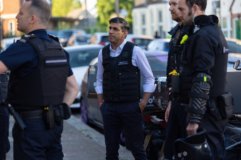 Over 100 arrested in record breaking illegal working crackdown - GOV.UK